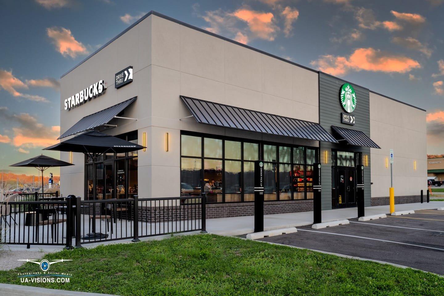 UA-Visions | Evening Starbucks Photography
